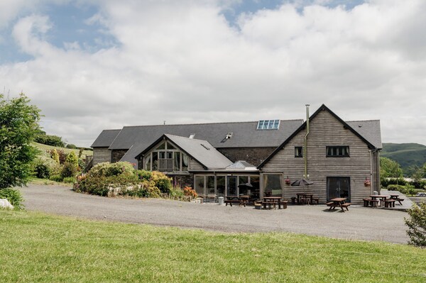 Luxury Renovated Barn With A Large Hot Tub And Disabled Friendly. Sleeping 17 - Ceredigion