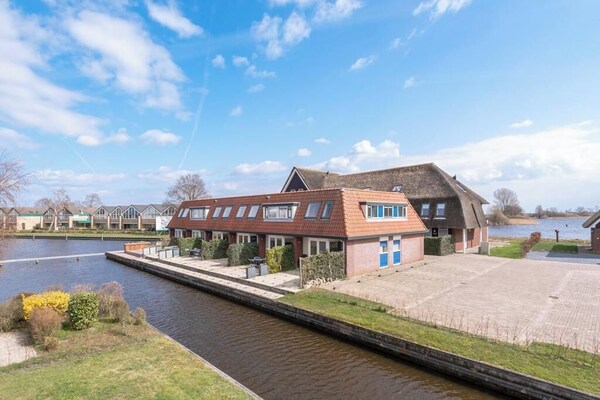 Modern Home Overlooking The Inner Harbour - Sneek