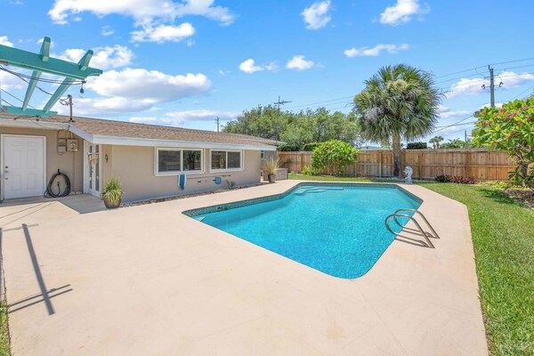 Turtle Pointe - 3br, Poolside Coastal Escape - Melbourne, FL