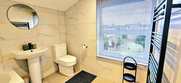 Spacious 5br House Near Town | Kitchen, Dining & Lounge - 貝德福德