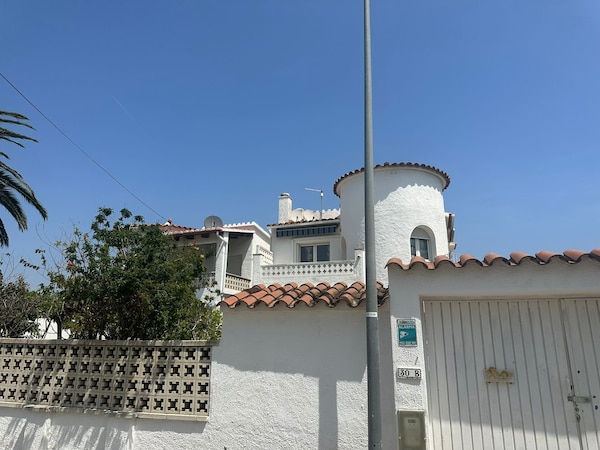 Casa Reformada Vacacional En Empuriabrava - Roses