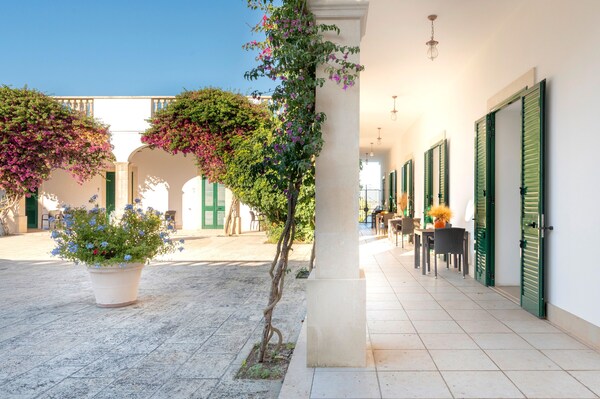 Room 'San Biagio - Deluxe 11' With Shared Pool, Wi-fi And Air Conditioning - Melendugno