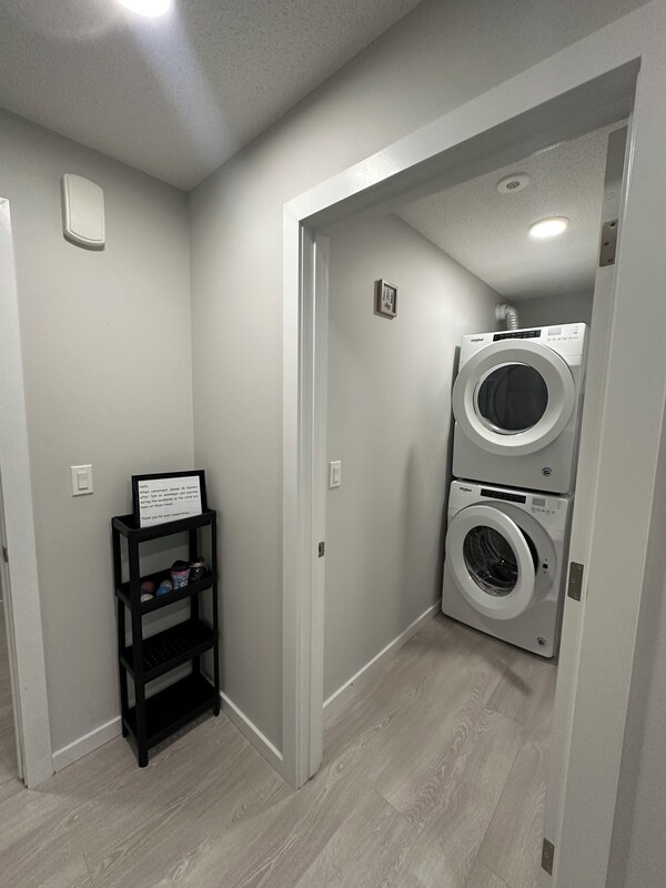 One Bedroom Basement, Shared Suite With Basic Amenities For A Comfortable Stay. - Edmonton