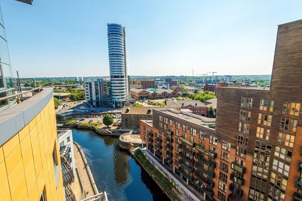 Central Leeds 2br/2ba  Wi-fi  Kitchen  Sleeps 5 - Leeds