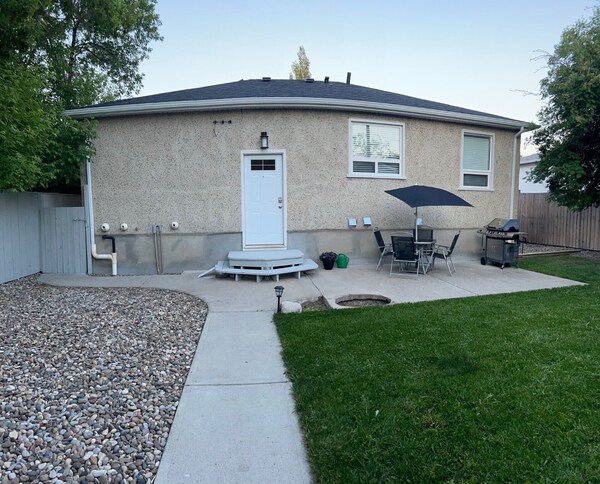 Spacious Suite In Central Location - Lethbridge