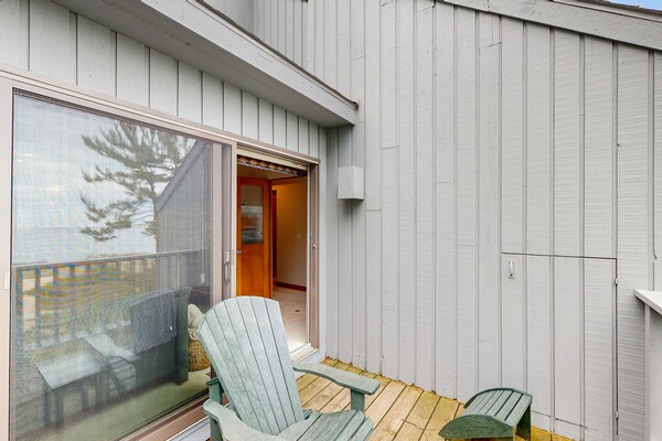 Lakefront Condo With Deck, Gorgeous View, Fireplace, & W/d - Glen Arbor, MI