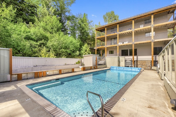 Thunderhead Condo W/ Skibowl Access - Private Sauna & Shared Heated Pool - Government Camp, OR