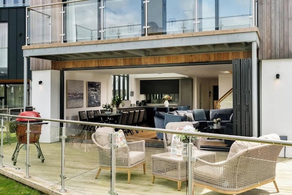 Mirrors Edge - Hot Tub, Spa & Dog-friendly Stay - Cirencester