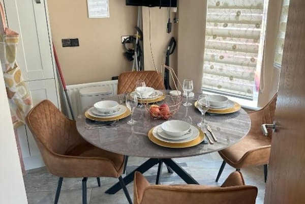 Lavish 3 Story House : Double Room With Shared Bathroom - Romford