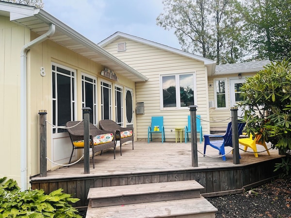 2 Bdm Cottage In The Bluff, Only 3 Min Walk To Parlee. Ac, Wifi And 2 Sunrooms - Shediac