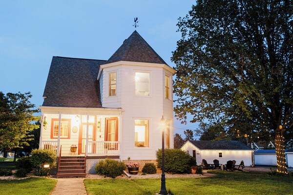 Cozy Luxe Retreat| High-end Design W/outdoor Fire Pit Wi Dells, Cascade Mt, Devils Lake - Baraboo, WI