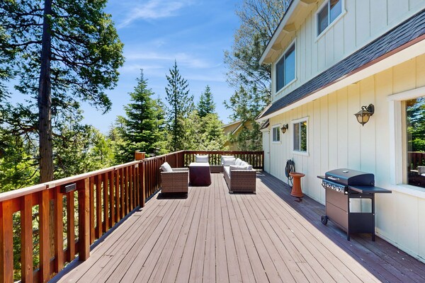 Charming Retreat With Gas Grill, Large Deck, Wood Fireplace, & Ac - San Bernardino, CA