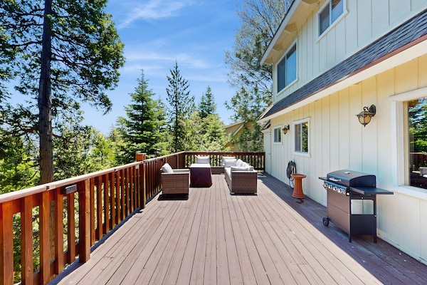 Charming Retreat With Gas Grill, Large Deck, Wood Fireplace, & Ac - San Bernardino, CA