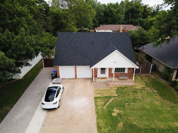 Charming 4-bedroom House With Ac, Wifi And Swimming Pool In Welcoming Norman - Norman, OK