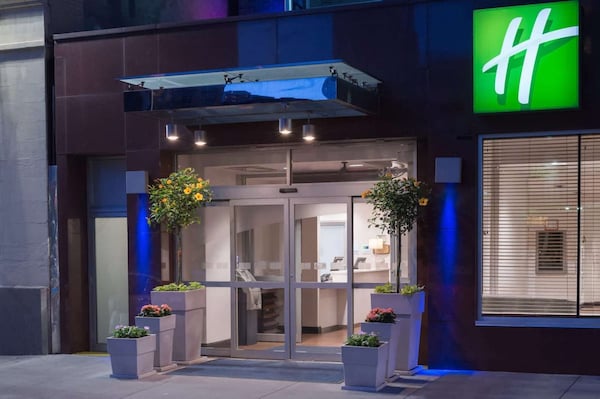 Walk To Times Square + Free Breakfast & Wi-fi - Columbus Circle – Manhattan