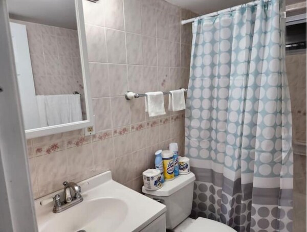 Spacious Clean Lovely 2 Bedroom Apartment - Massapequa, NY