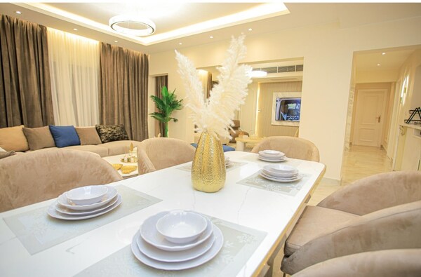 3-bedroom Apartment In Lovely Giza Governorate With Ac, Wifi And Nile View - Giza