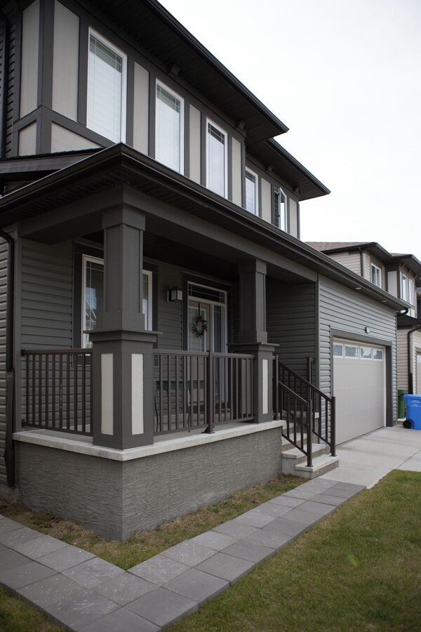 Cozy 2br/2ba Suite | 10 Mins To Airport | Private Entry & Kitchen - Calgary