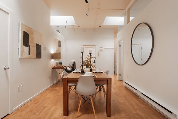 Spacious 2-bedroom Condo In Downtown Victoria - 維多利亞