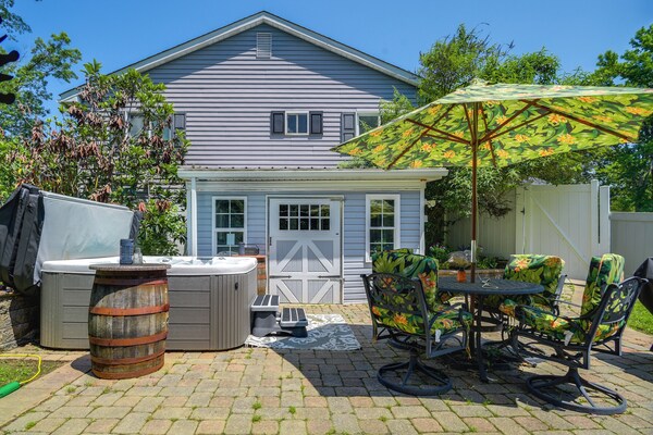 Outdoor Entertaining Space: Home In North East - Chesapeake Bay