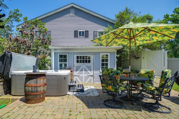 Outdoor Entertaining Space: Home In North East - William Penn State Forest, Nottingham