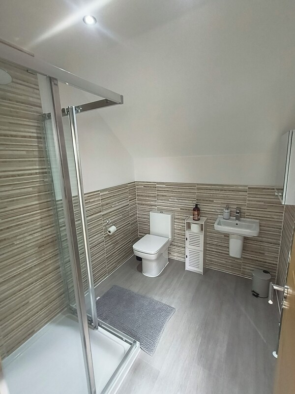 Large Guest Room With Kingsize Bed & Private Bathroom - Barnstaple
