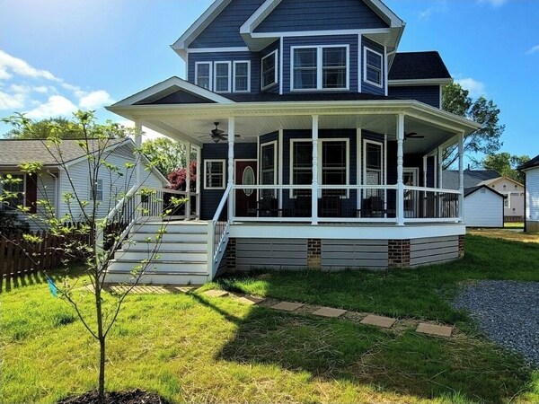 Charming 3br With Fire Pit And Large Covered Porch - コロニアル・ビーチ, VA