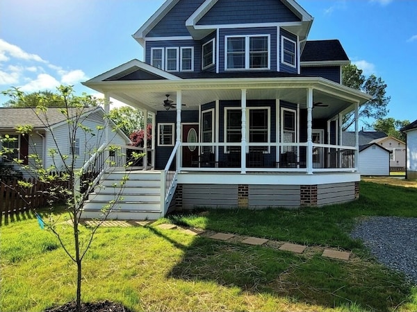 Charming 3br With Fire Pit And Large Covered Porch - コロニアル・ビーチ, VA