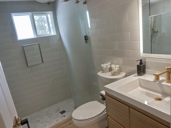Spacious Hollywood Townhouse W/ Modern Amenities, Prime Location With Ac & Wifi - Hollywood, CA