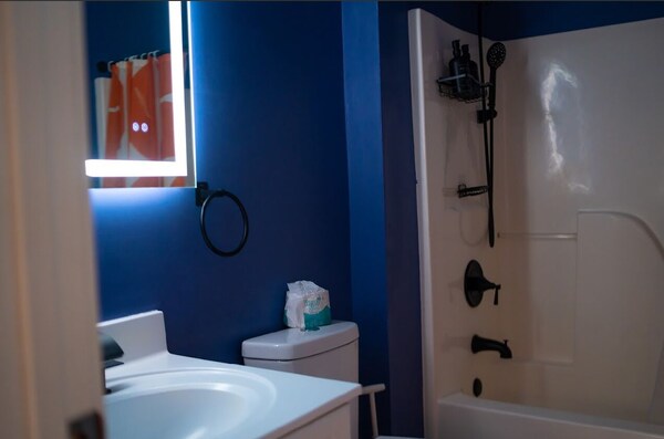 The Blue Oasis- Charming 2-bedroom Condo In Cool Charlotte With Ac, Wifi - Charlotte, NC