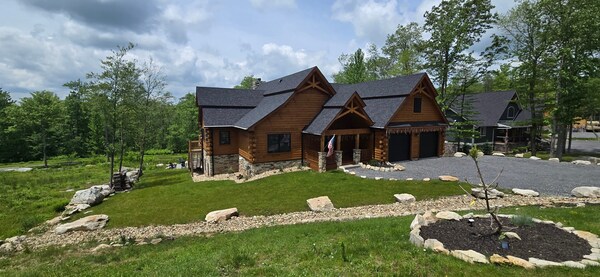 Mountain Side Lodge- 5 Bedroom With Hot Tub And More! - Deep Creek Lake, MD