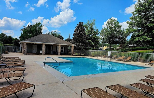 3 Bed/3 Bath Condo Close To Everything!  1.5 Miles From Jordan-hare Stadium - Auburn, AL