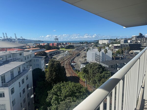 Luxury Penthouse-2 Carparks-tennis Court - Auckland