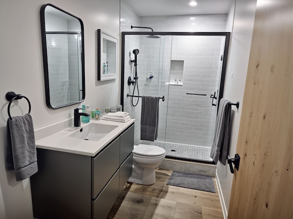Charming 1-bedroom Townhouse With Modern Amenities In East Hollywood - Los Angeles, CA