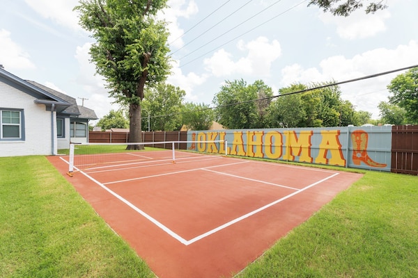 5 Beds Downtown Okc With Pickleball Court, Fire Pit, Hot Tub, Game Lounge - Oklahoma City, OK