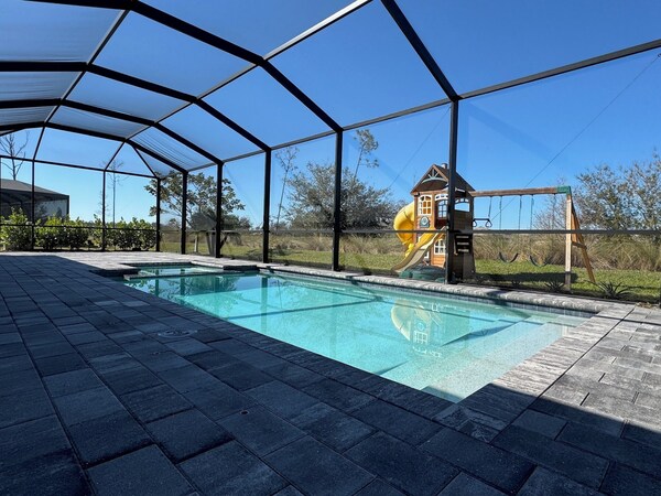 Spacious 4-bedroom Pool House In  \Nfort Myers With Resort Style Amenities - Fort Myers, FL
