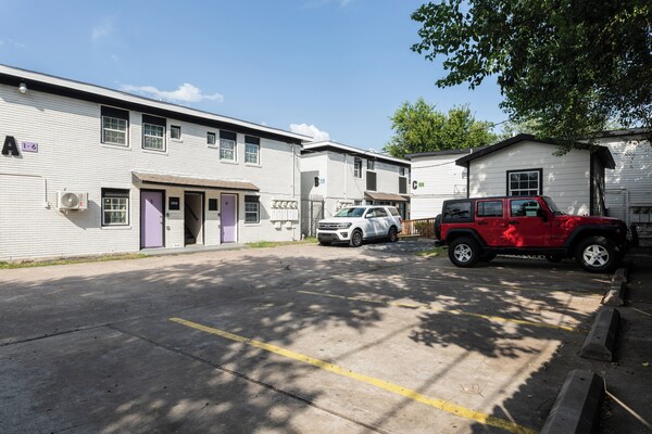 The Palm Flats 10! Zoo! Museums! Medical Center! - Houston, TX