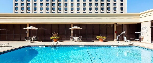 Ideal Weekend Escape: Pool, Parking And Tasty Dining Just Steps Away - Riverdale, GA