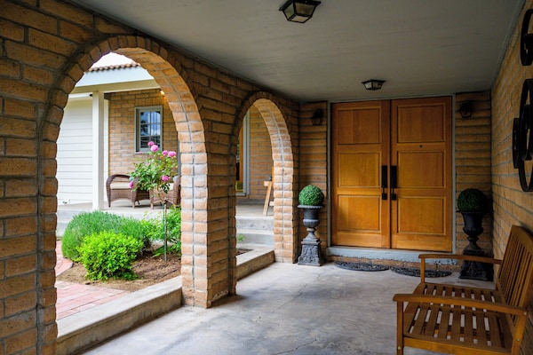 New Listing Discount! Big-fun-stylish Villa - Madras, OR