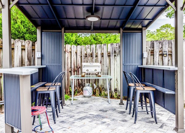 Spacious Outdoor Seating, Beautifully Decorated, Prime Features - Gainesville, FL