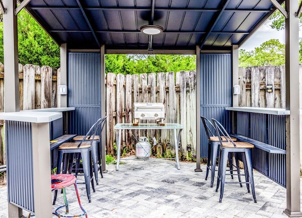 Spacious Outdoor Seating, Beautifully Decorated, Prime Features - Gainesville, FL