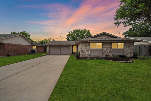 Stylish Home Minutes From The Beach With Backyard Bliss - Deer Park, TX