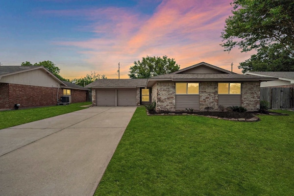 Stylish Home Minutes From The Beach With Backyard Bliss - Baytown, TX