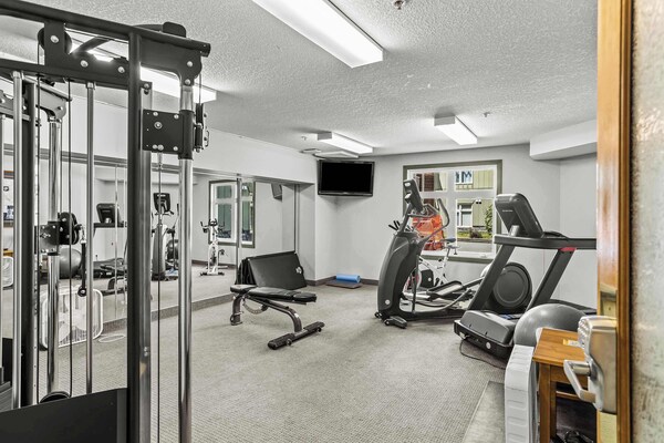 Mountain Views Balcony And Free Parking - Canmore