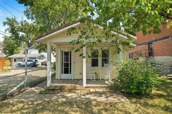 The Canary 2br Gem In Downtown Drumheller - Drumheller
