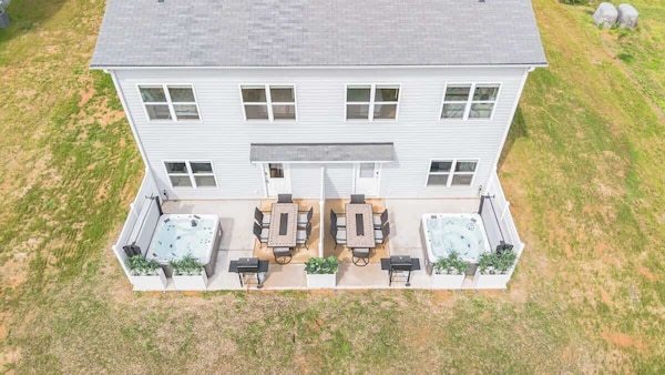 New! 6 Bed/5 Bath Duplex W/ Hot Tubs~ Sleeps 12! - Denver, NC