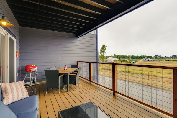 Columbia River Views: Spacious Hammond Getaway! - Warrenton, OR