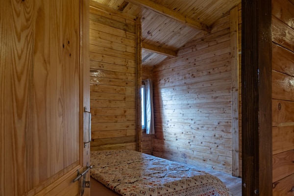 Luxury Wood House With Pool By Homeyhuts - Ac 3br - Hyderabad