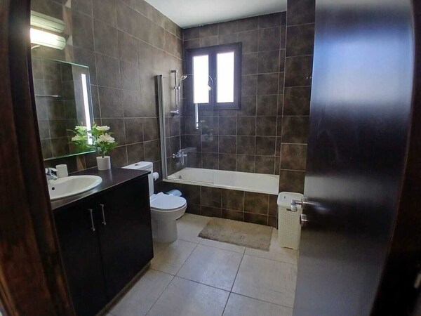 Charming 2-bedroom Apartment In Larnaca With Wifi And Ac - Larnaca