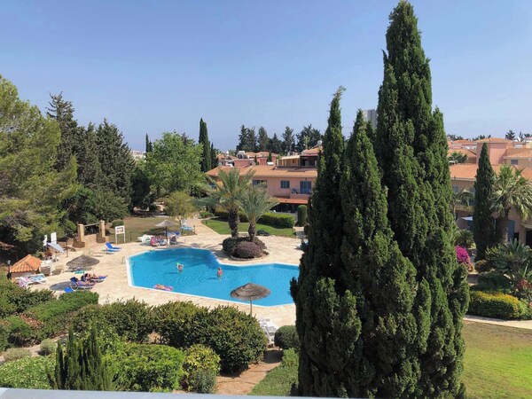 Stylish 3br Apt - Modern Decor, Balcony & Pool - Close To The Beach And Amenitie - Paphos